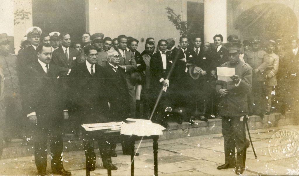 Estudiantes de la Escuela Militar, con el Gral Schenoni y miembros de ...